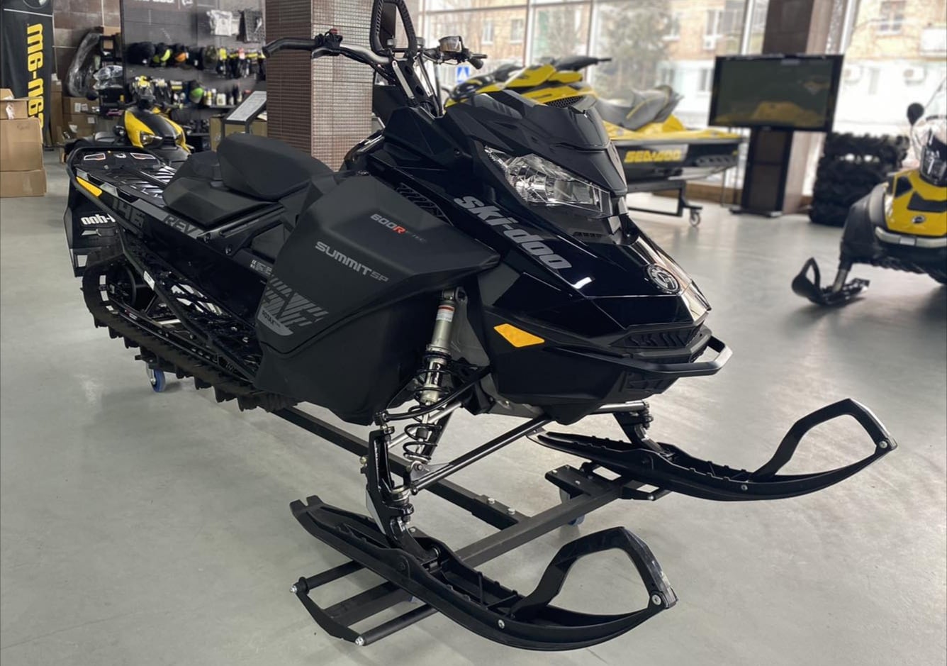BRP SKI-DOO SUMMIT 146 600 E-TEC готовий до будь-яких гірських пригод ...